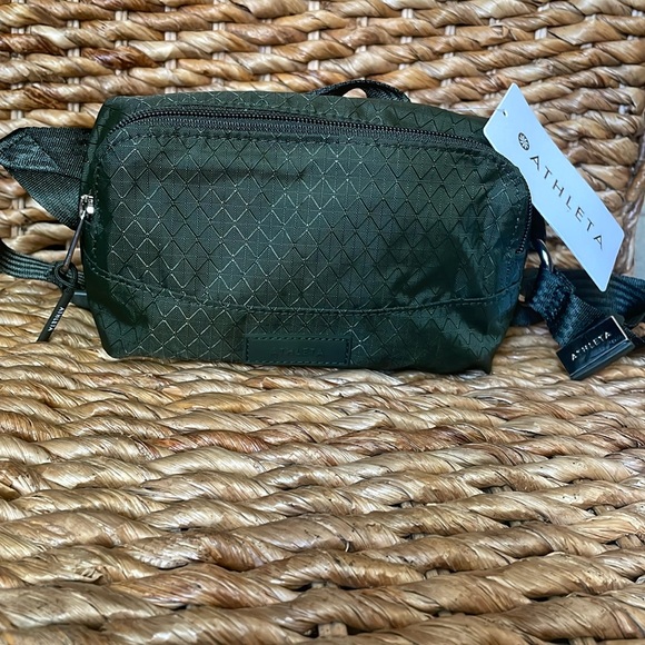 Athleta | Bags | Athleta Excursion Crossbody Mini Belt Bag Army Green ...